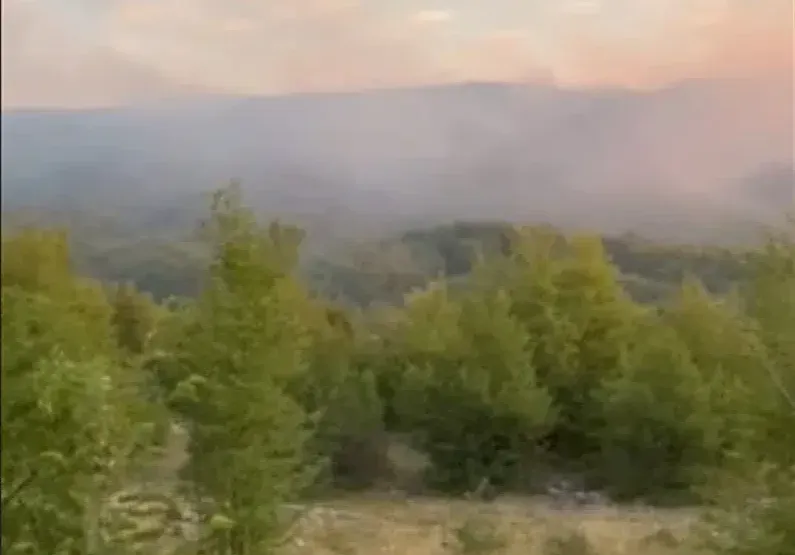 Nikšićki vatrogasci treći dan gase veliki požar u Banjanima – Press